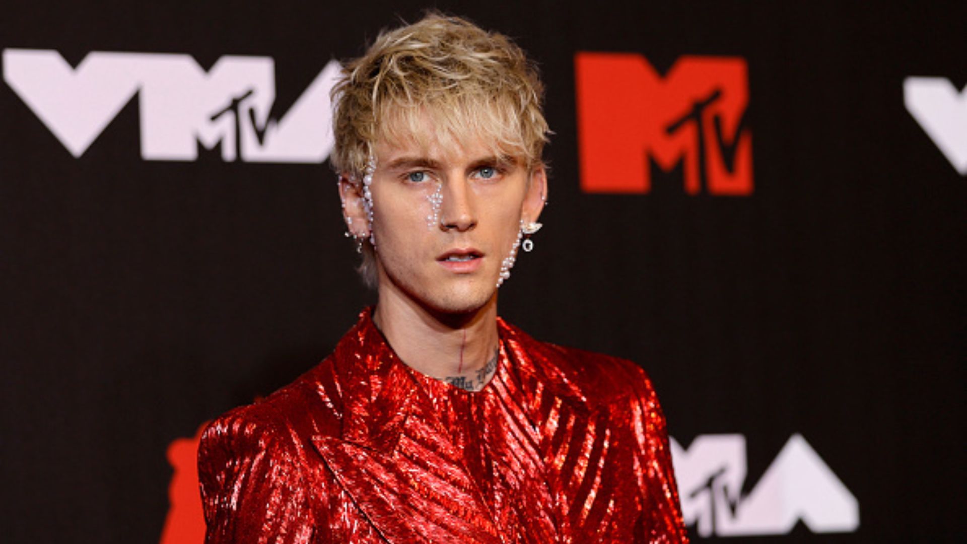 Machine Gun Kelly dá soco na cara de fã: "Realizando sonhos ...