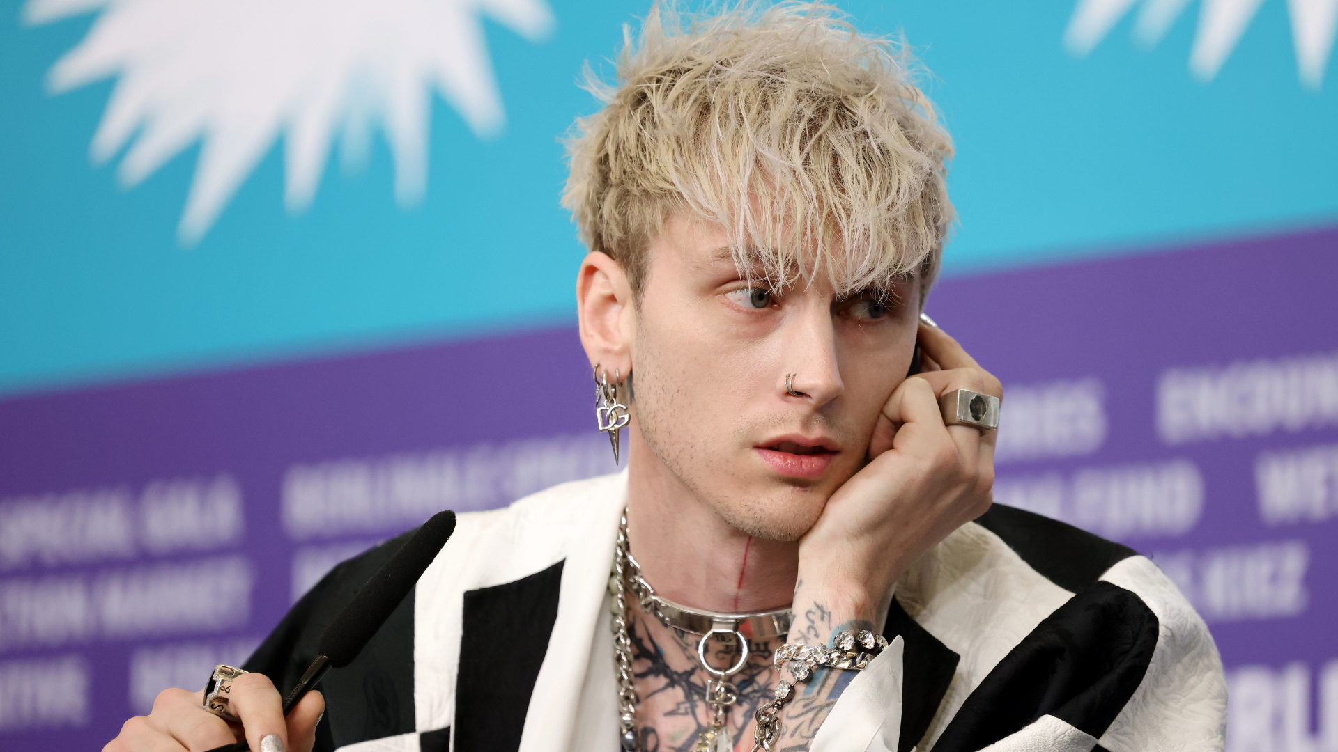 Machine Gun Kelly está do lado de Pete Davidson em richa com Kanye West ...